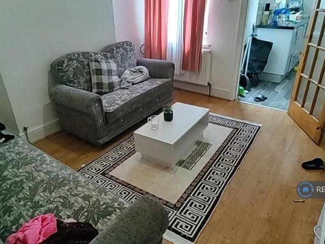 3 bedroom end of terrace house to rent