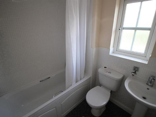 3 bedroom end of terrace house to rent