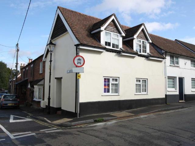 3 bedroom end of terrace house to rent