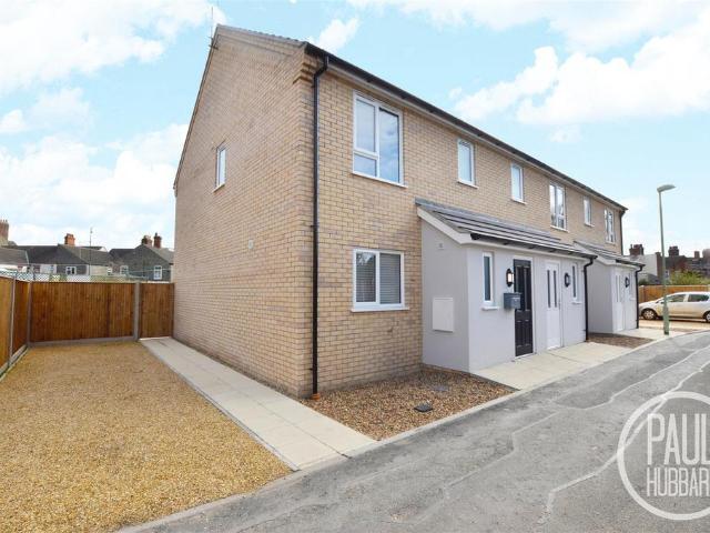 3 bedroom end of terrace house to rent