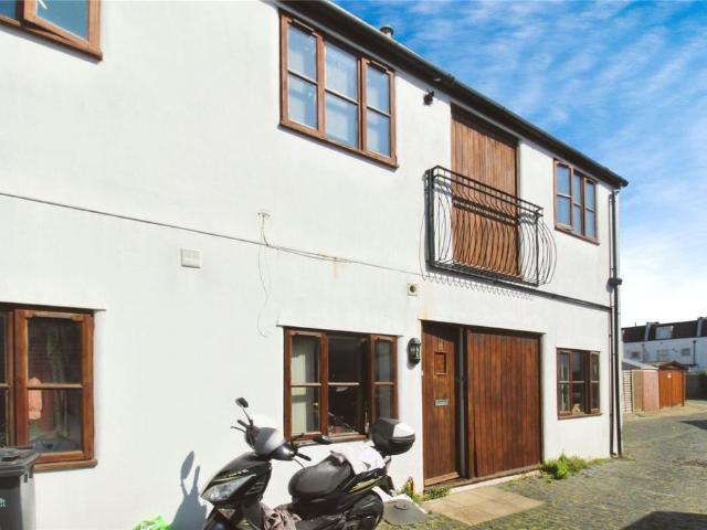 3 bedroom end of terrace house to rent