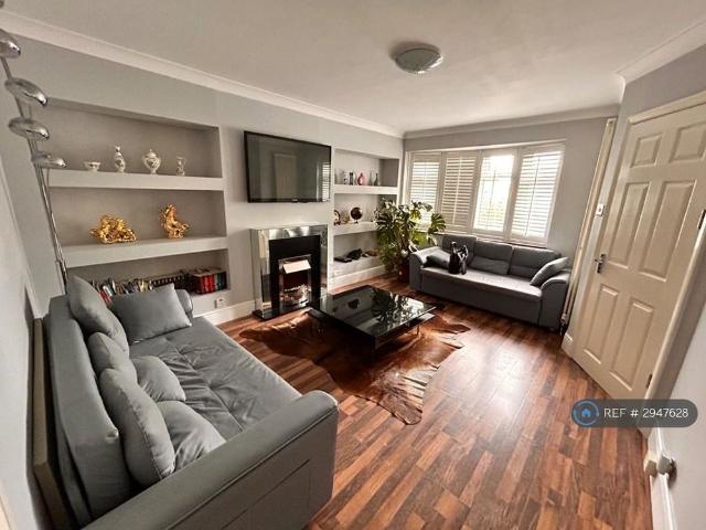 3 bedroom end of terrace house to rent