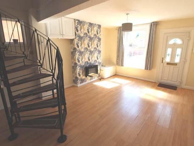 3 bedroom end of terrace house to rent