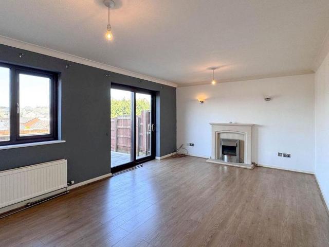 3 bedroom end of terrace house to rent