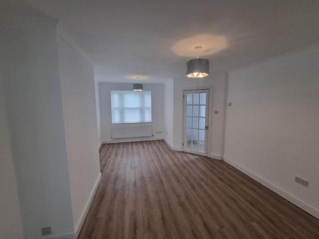 3 bedroom end of terrace house to rent