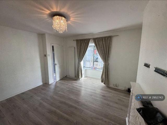 3 bedroom end of terrace house to rent