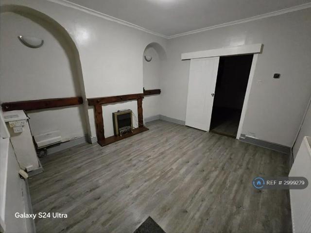 3 bedroom end of terrace house to rent