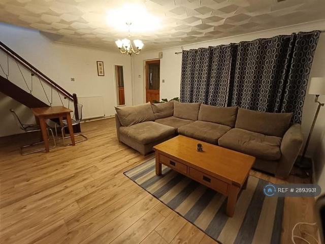 3 bedroom end of terrace house to rent