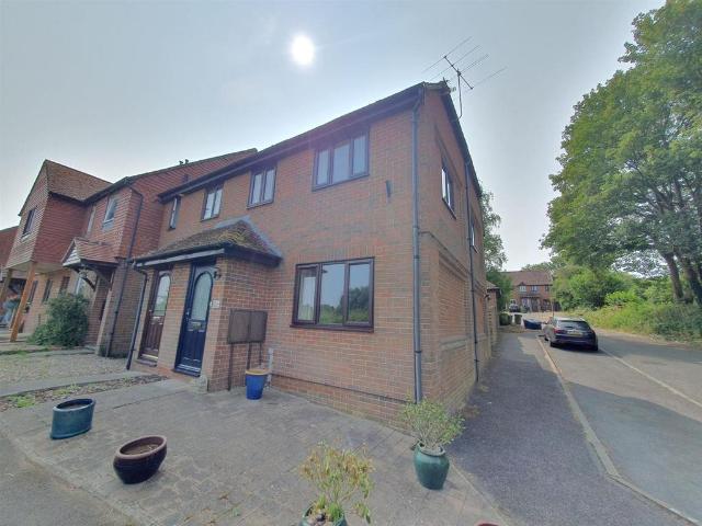 3 bedroom end of terrace house to rent