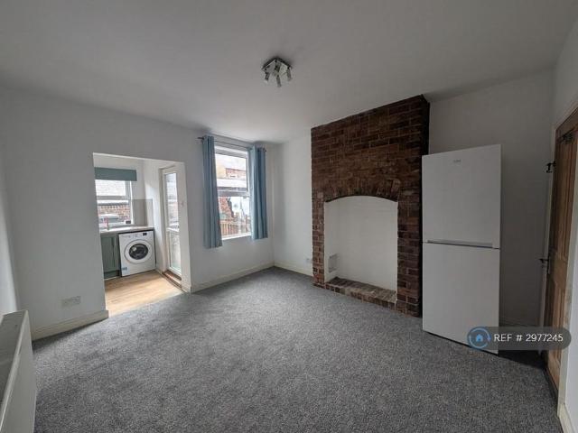 3 bedroom end of terrace house to rent