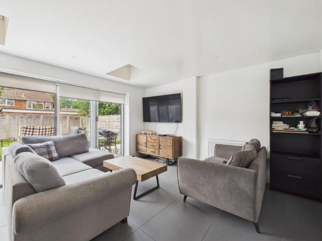 3 bedroom end of terrace house to rent