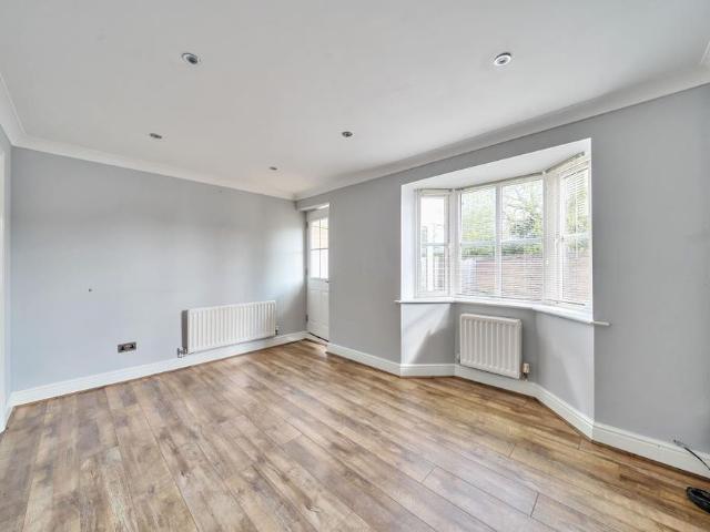 3 bedroom end of terrace house to rent