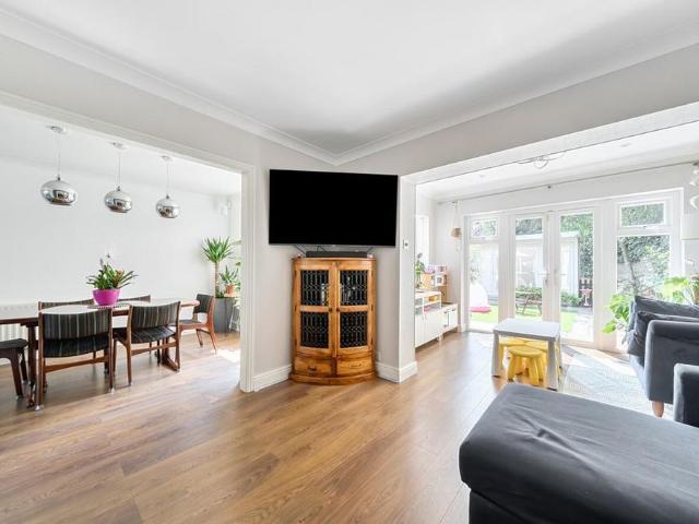 3 bedroom end of terrace house to rent