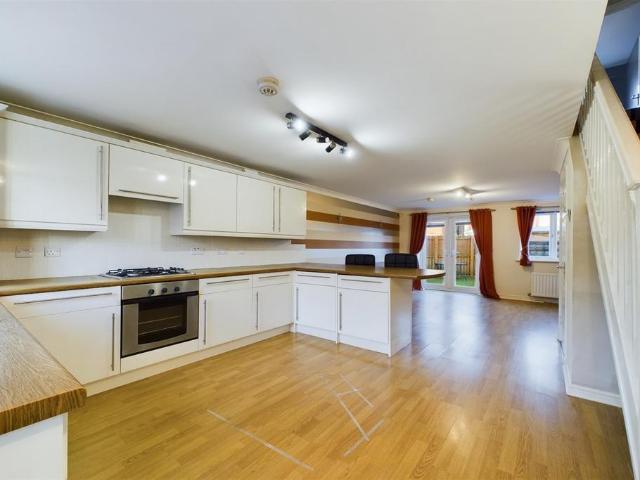 3 bedroom end of terrace house to rent
