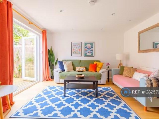 3 bedroom end of terrace house to rent