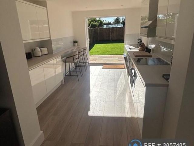 3 bedroom end of terrace house to rent