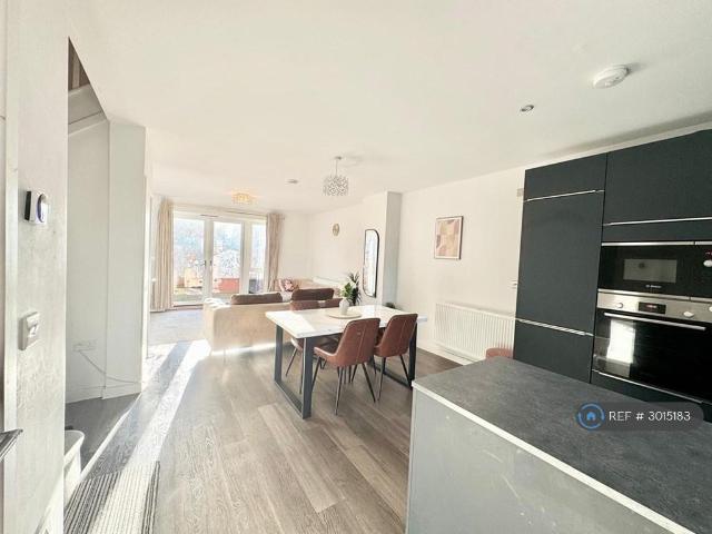 3 bedroom end of terrace house to rent