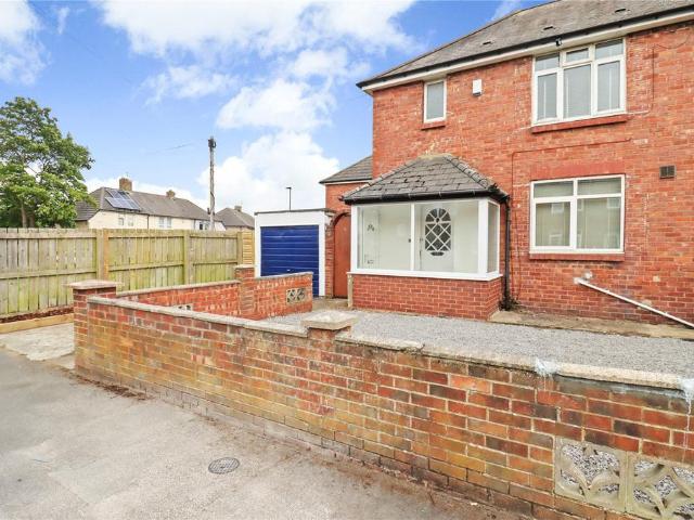 3 bedroom end of terrace house to rent
