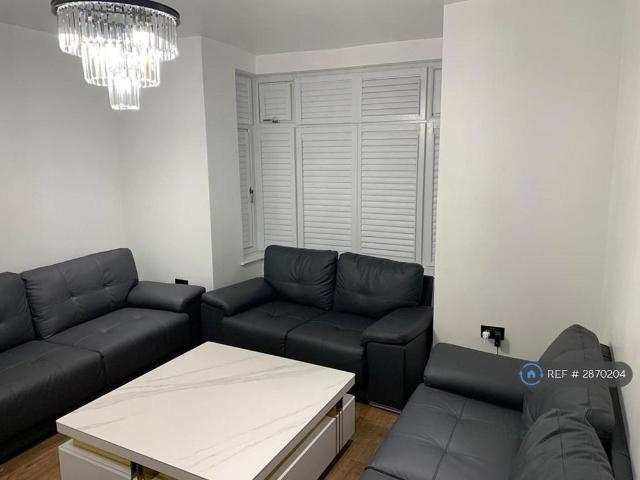 3 bedroom end of terrace house to rent