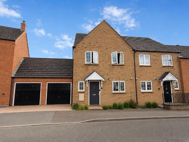 3 bedroom end of terrace house to rent