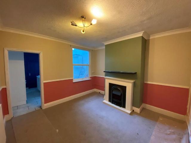 3 bedroom end of terrace house to rent