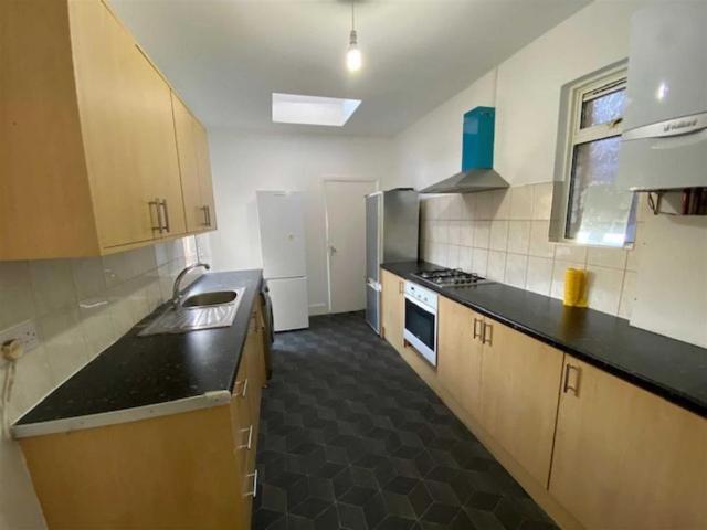 3 bedroom end of terrace house to rent
