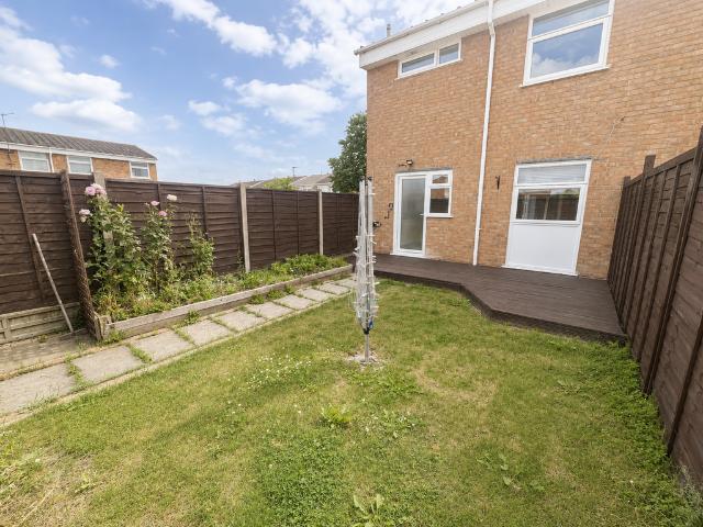 3 bedroom end of terrace house to rent