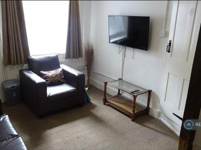 3 bedroom end of terrace house to rent
