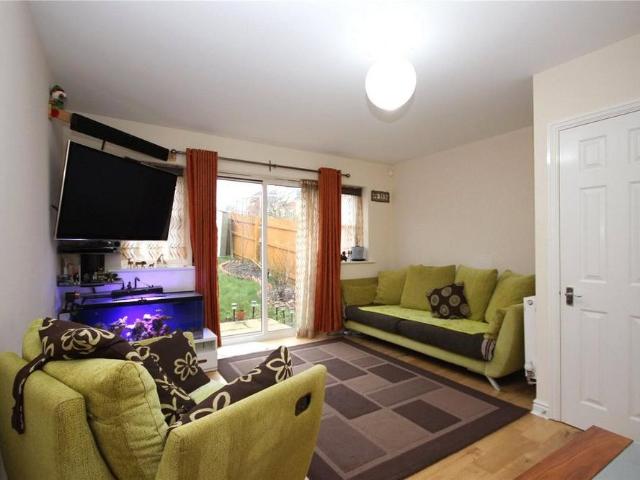 3 bedroom end of terrace house to rent