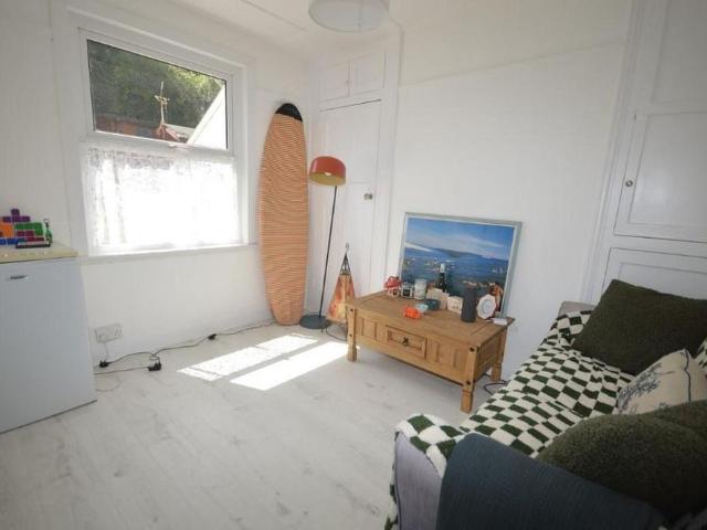 3 bedroom end of terrace house to rent