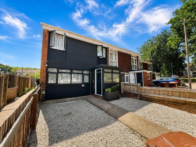 3 bedroom end of terrace house to rent