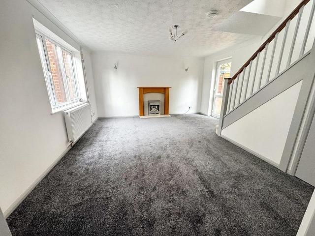 3 bedroom end of terrace house to rent