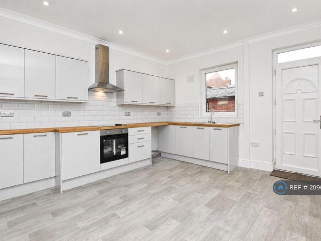 3 bedroom end of terrace house to rent