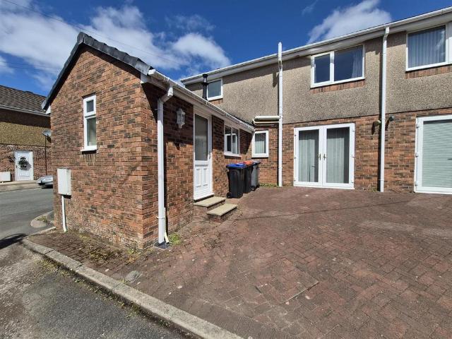 3 bedroom end of terrace house to rent