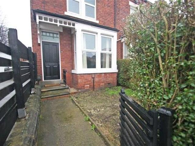 3 bedroom end of terrace house to rent