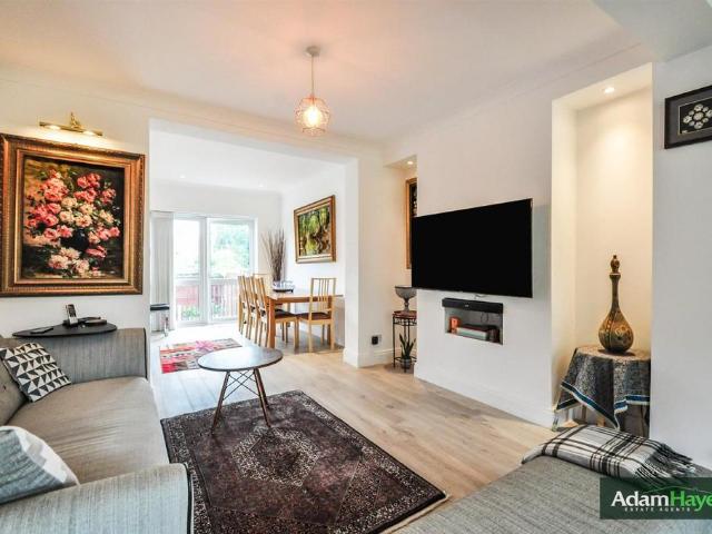 3 bedroom end of terrace house to rent