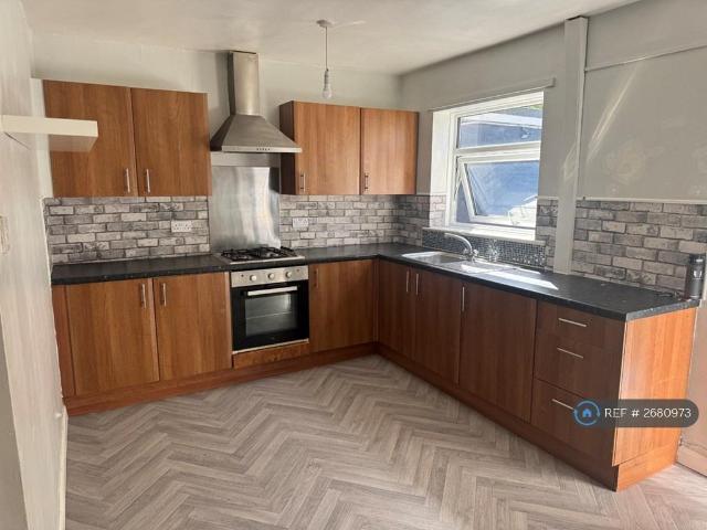 3 bedroom end of terrace house to rent