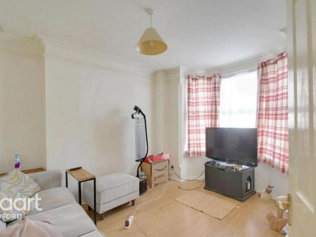 3 bedroom end of terrace house to rent