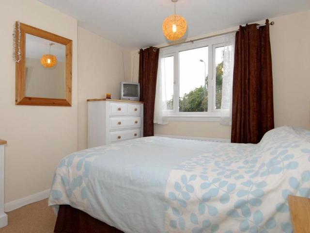 3 bedroom end of terrace house to rent