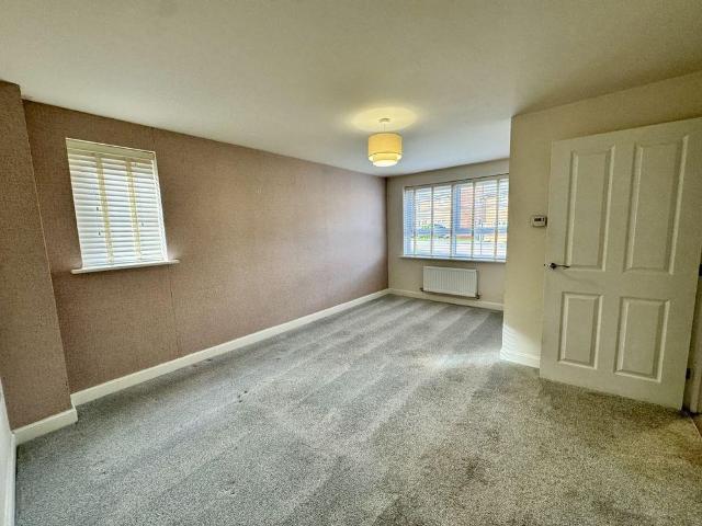 3 bedroom end of terrace house to rent