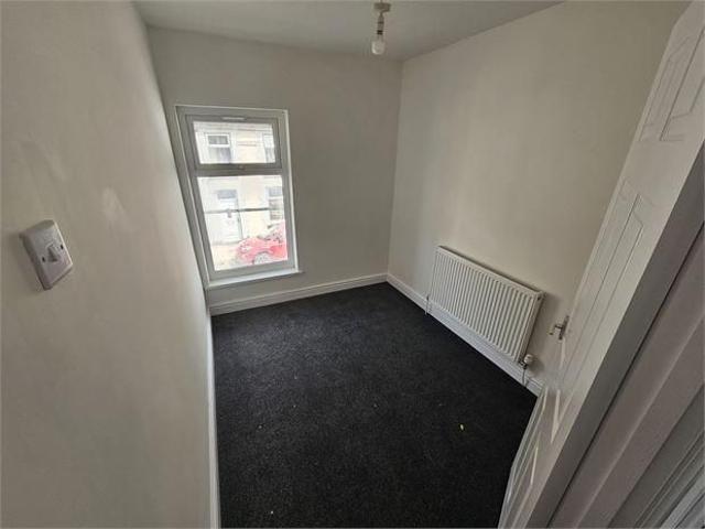 3 bedroom end of terrace house to rent