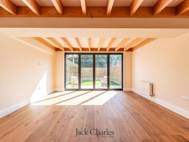 3 bedroom end of terrace house to rent