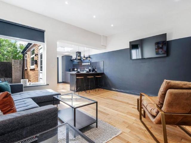 3 bedroom end of terrace house to rent