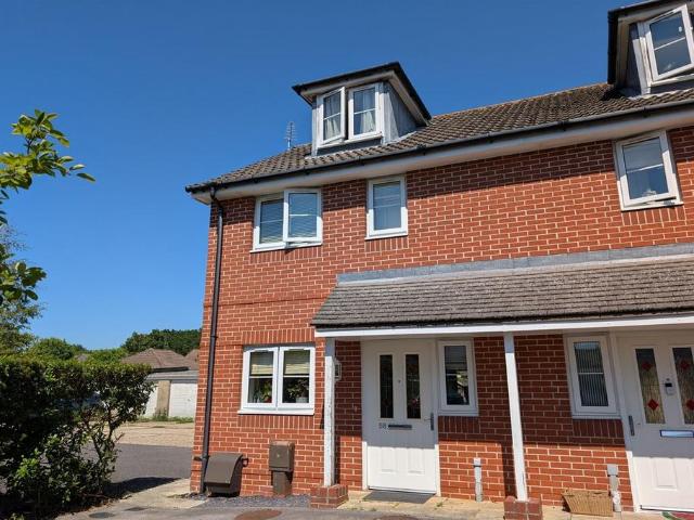 3 bedroom end of terrace house to rent