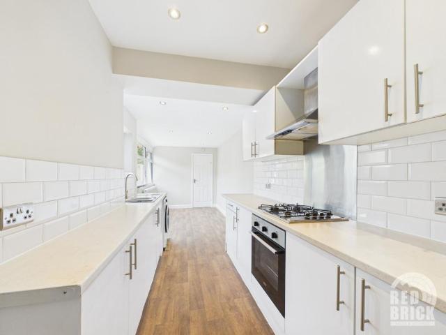 3 bedroom end of terrace house to rent