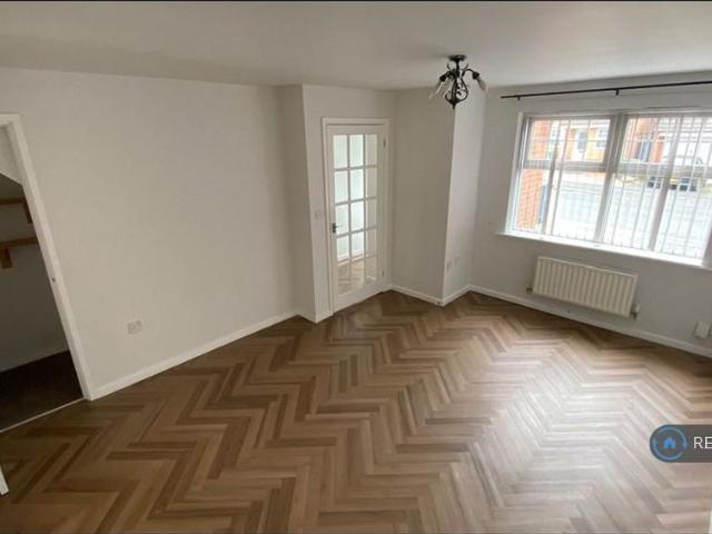 3 bedroom end of terrace house to rent