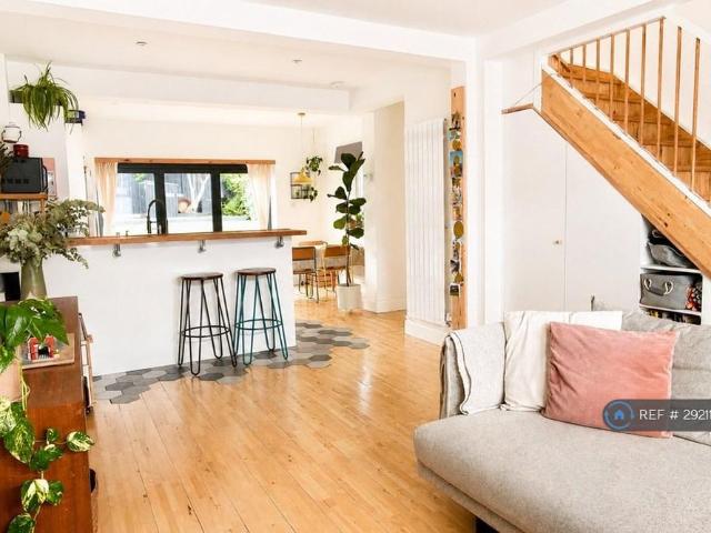 3 bedroom end of terrace house to rent