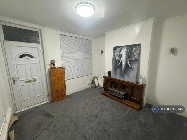 3 bedroom end of terrace house to rent