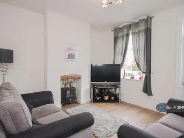 3 bedroom end of terrace house to rent