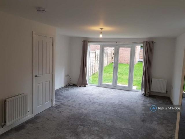 3 bedroom end of terrace house to rent